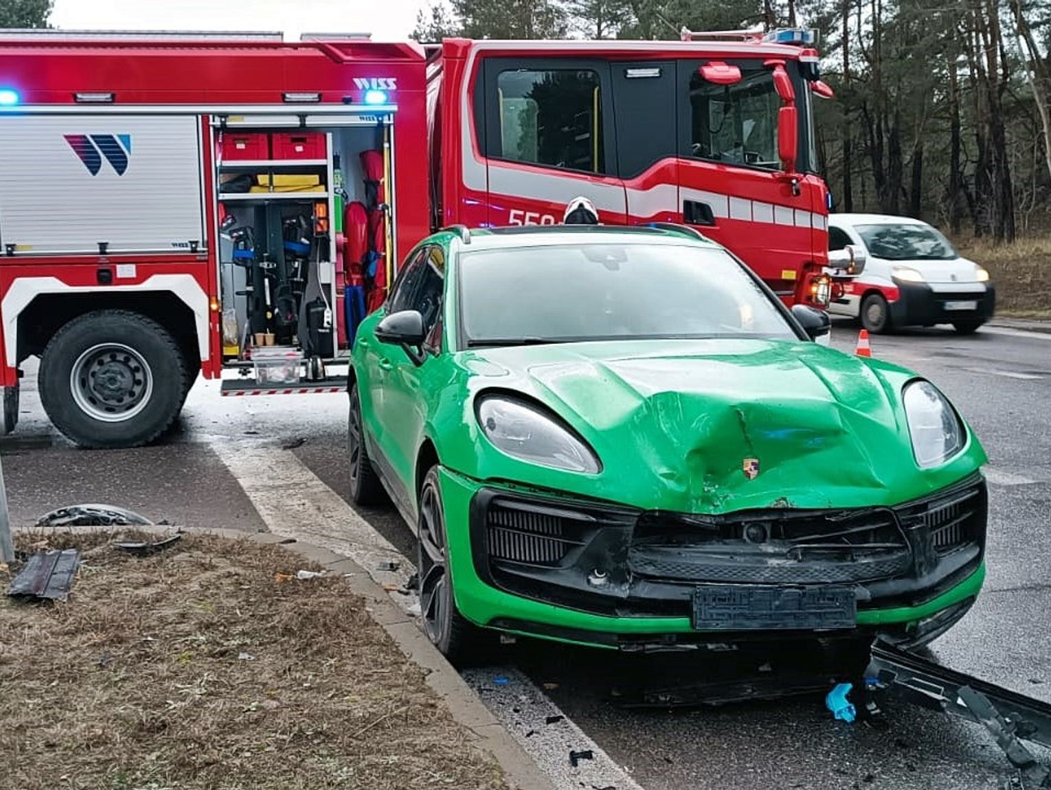 Porsche zderzyło się z osobówką na trasie 801 w Józefowie